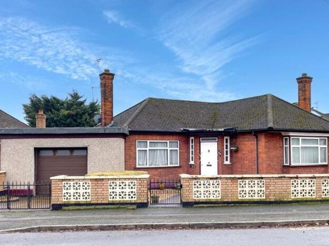 4 Bedroom Bungalow Ruislip Greater London 98434519
