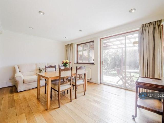 4 bedroom bungalow to rent