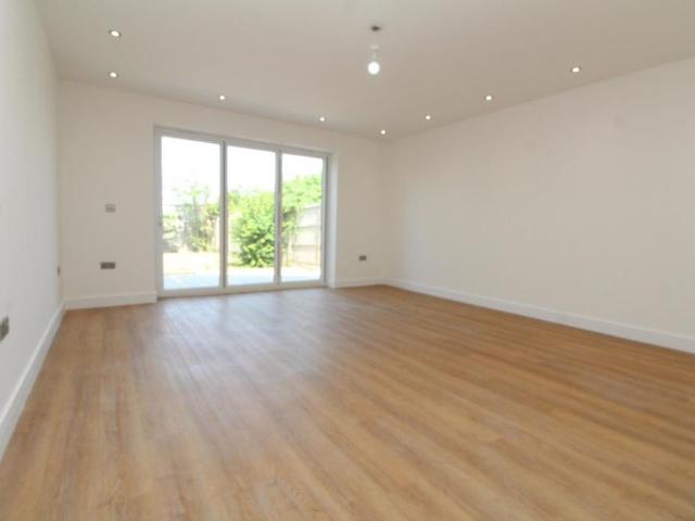 4 bedroom bungalow to rent