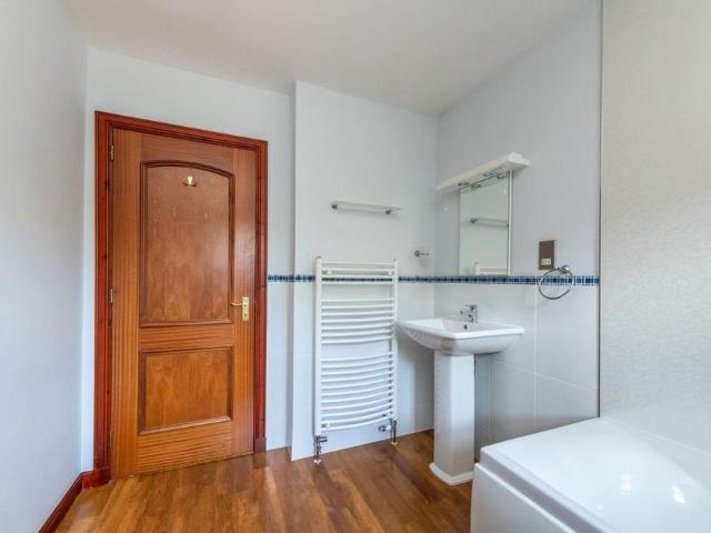 4 bedroom bungalow to rent