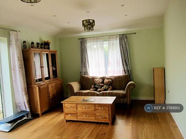 4 bedroom bungalow to rent