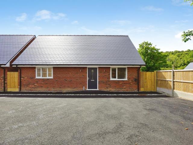 4 bedroom bungalow to rent