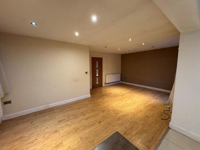 4 bedroom bungalow to rent