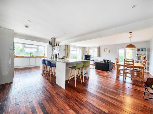 4 bedroom bungalow to rent