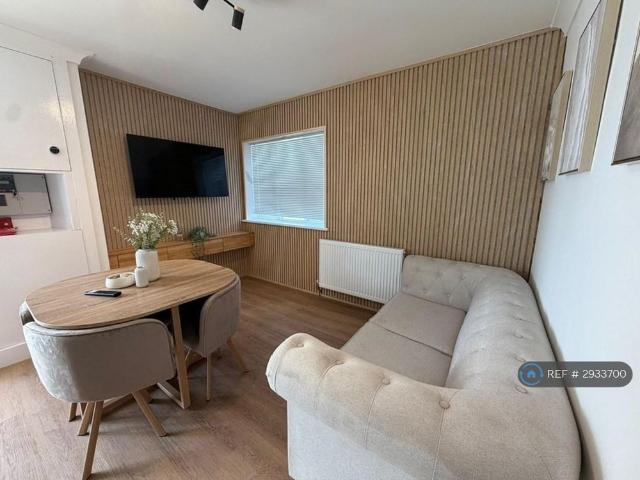 4 bedroom bungalow to rent