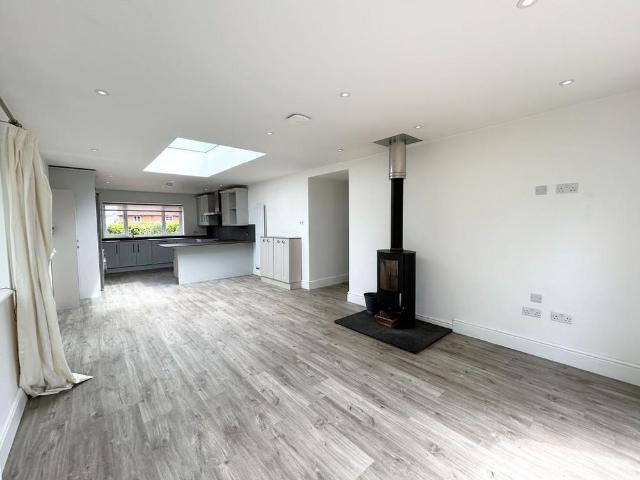 4 bedroom bungalow to rent