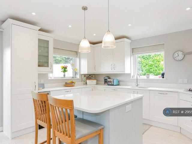 4 bedroom bungalow to rent