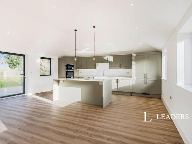 4 bedroom bungalow to rent Charlwood Road, Horley, Surrey, RH6