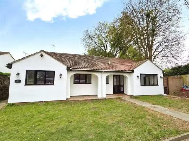 4 bedroom Bungalow to rent, Compton Avenue, Luton, LU4 £2,200.