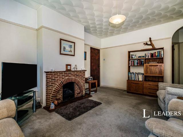 4 bedroom bungalow to rent Fernhurst Drive, Goring by Sea, Worthing, West Sussex, BN12