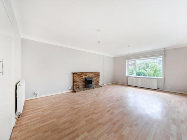 4 Bedroom Bungalow To Rent in Folketone
