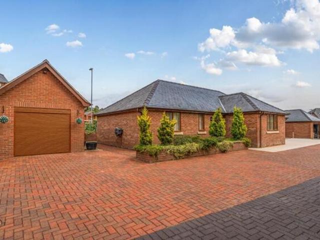 4 Bedroom Bungalow Tregynon Tregynon 98335702