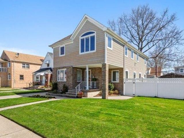 4 bedroom, Glen Oaks NY 11004 105203596