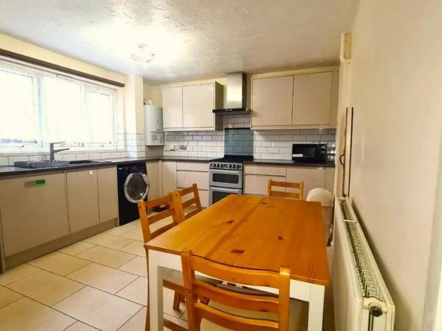4 bedroom ground maisonette to rent