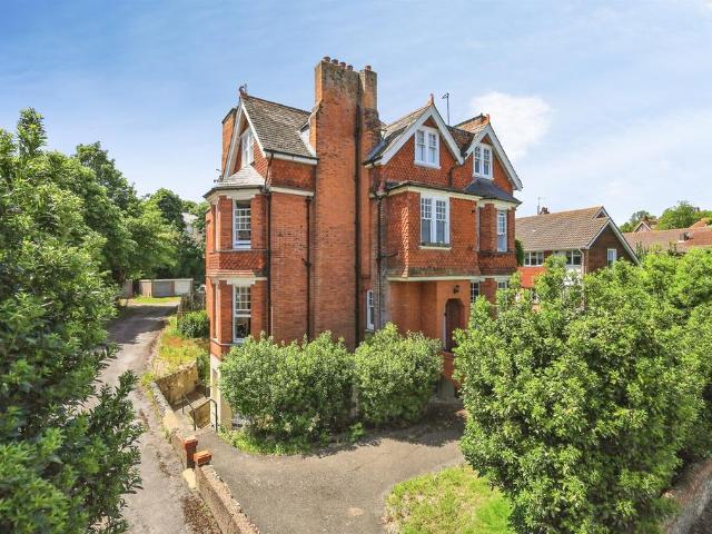 4 bedroom ground flat for sale