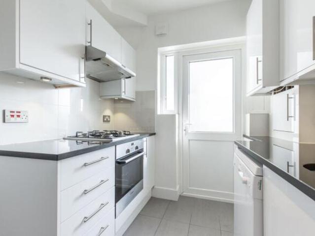 4 bedroom ground floor flat for rent in 3 Brondesbury Court 235 Willesden Lane, NW2