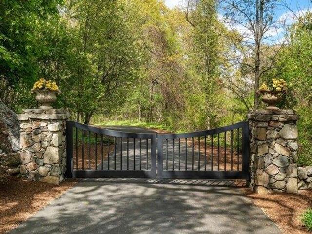 4 bedroom, Dover MA 02030 LS103098574