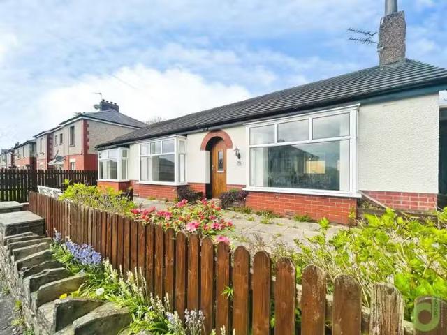 4 bedroom detached bungalow for rent in Cedar Avenue, Haslingd.