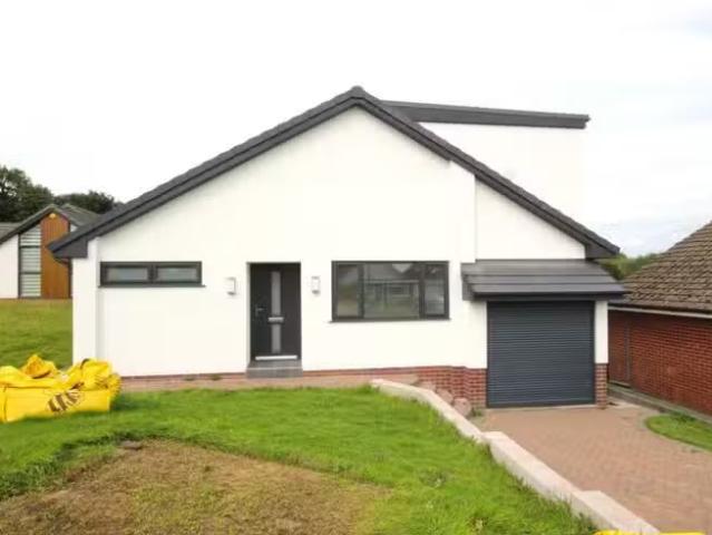 4 bedroom detached bungalow for rent in Hillside Avenue, Broml.