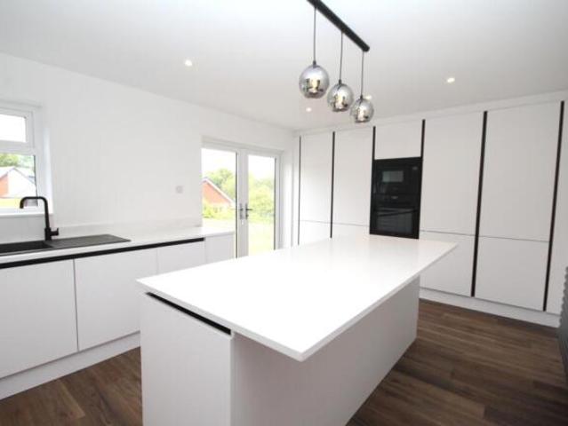 4 bedroom detached bungalow for rent in Hillside Avenue, Bromley Cross, Bolton, Greater Manchester, BL7