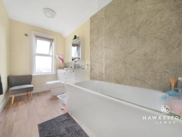 4 bedroom detached bungalow for rent in London Road, Teynham, ME9