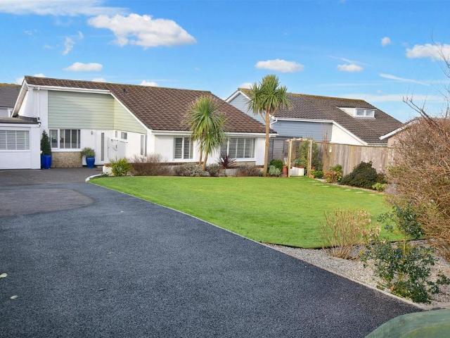 4 bedroom detached bungalow for sale