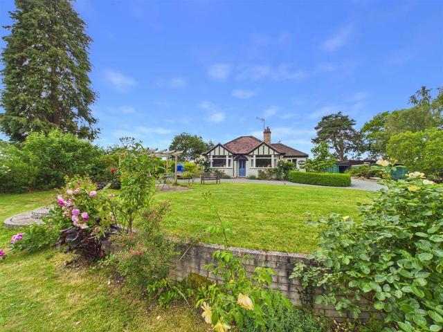 4 bedroom detached bungalow for sale