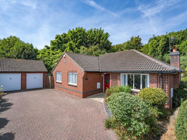 4 bedroom detached bungalow for sale