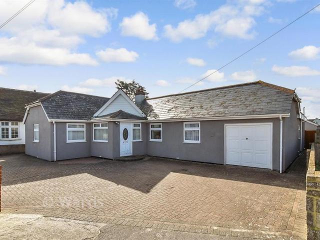 4 bedroom detached bungalow for sale