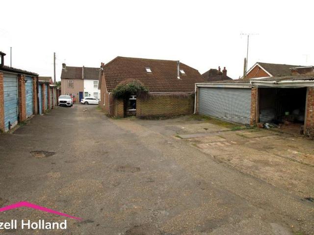 4 bedroom detached bungalow for sale