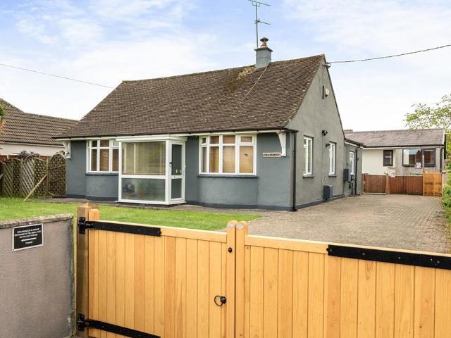 4 bedroom detached bungalow for sale