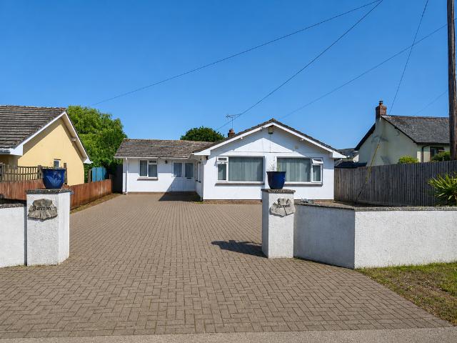 4 bedroom detached bungalow for sale