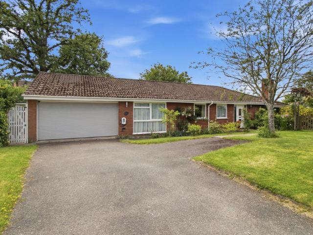4 bedroom detached bungalow for sale