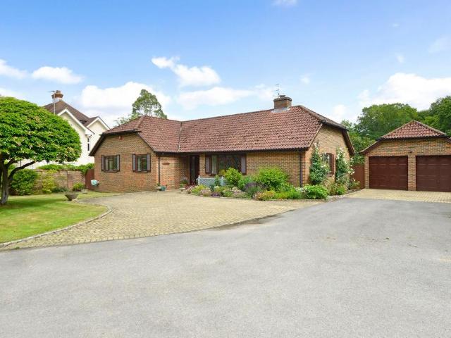 4 bedroom detached bungalow for sale