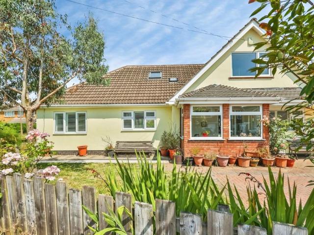 4 bedroom detached bungalow for sale