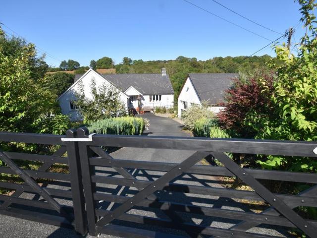 4 bedroom detached bungalow for sale