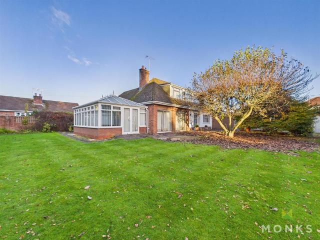 4 bedroom detached bungalow for sale