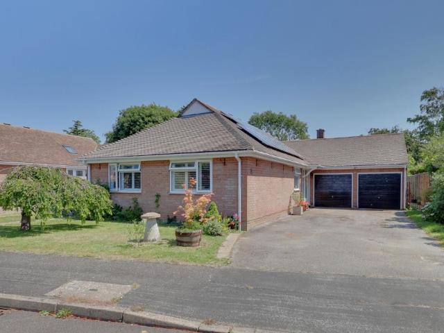 4 bedroom detached bungalow for sale