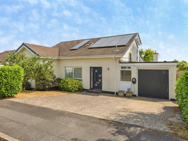 4 bedroom detached bungalow for sale
