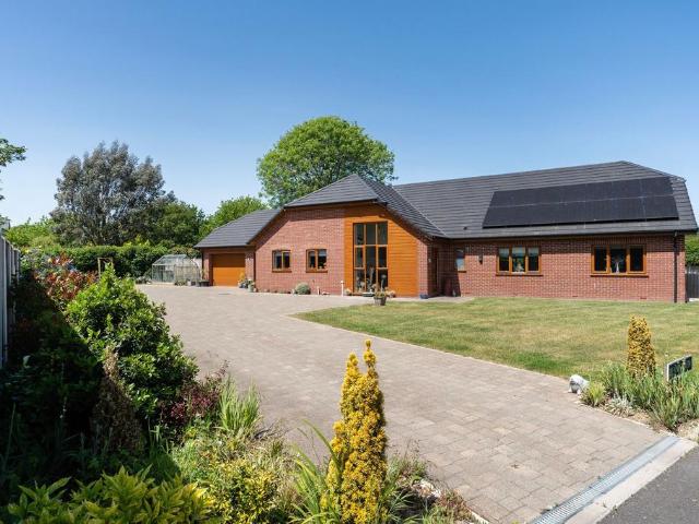4 bedroom detached bungalow for sale