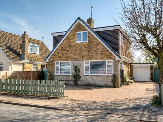 4 bedroom detached bungalow for sale