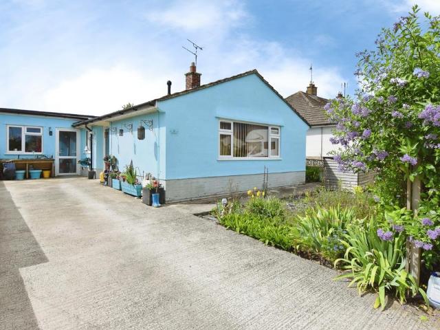 4 bedroom detached bungalow for sale