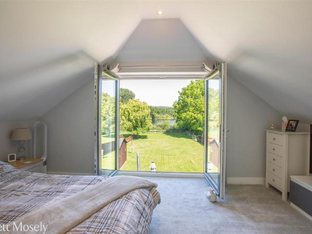 4 bedroom detached bungalow for sale