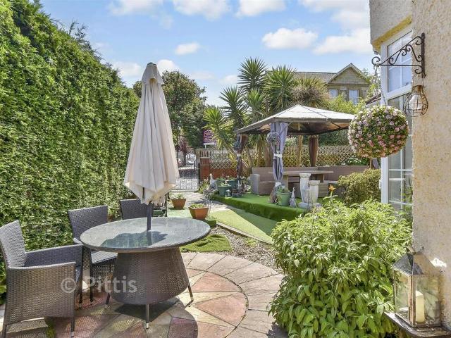 4 bedroom detached bungalow for sale