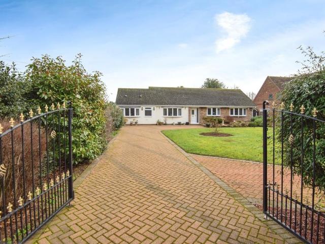 4 bedroom detached bungalow for sale