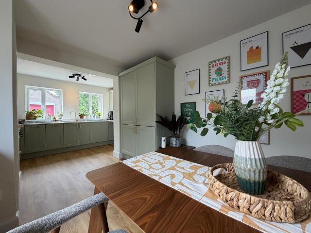 4 bedroom detached bungalow for sale