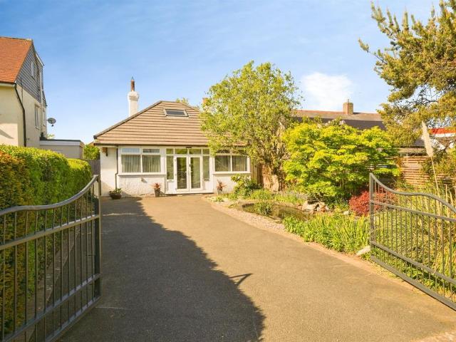 2 bedroom detached bungalow for sale