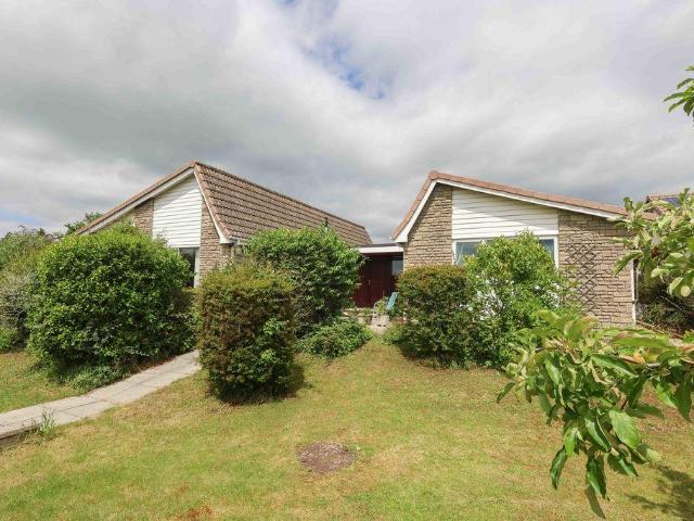 4 bedroom detached bungalow for sale