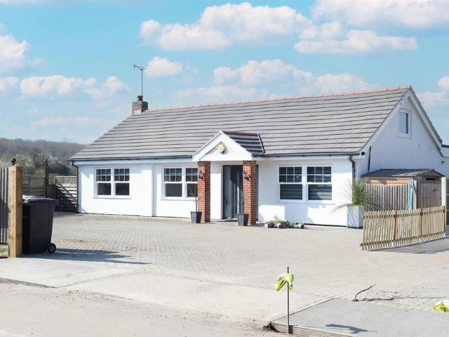4 bedroom detached bungalow for sale
