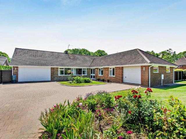 4 bedroom detached bungalow for sale